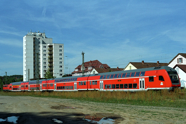 RE 19613 mit Lok der Baureihe 111 in Stuttgart-West
